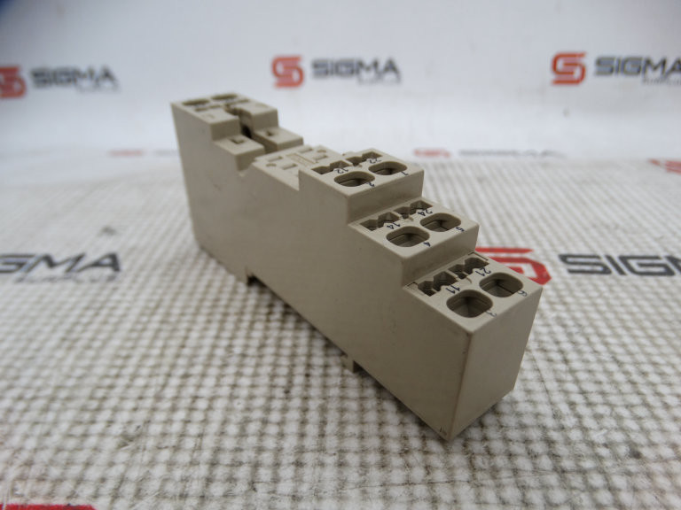 Omron P2RF-08-S Relay Socket