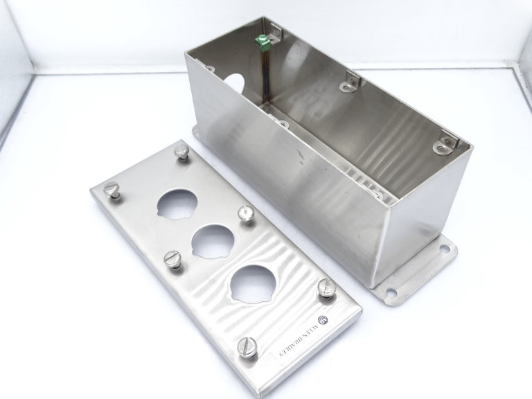 Allen Bradley 800H-3HZ4 Series P Enclosure