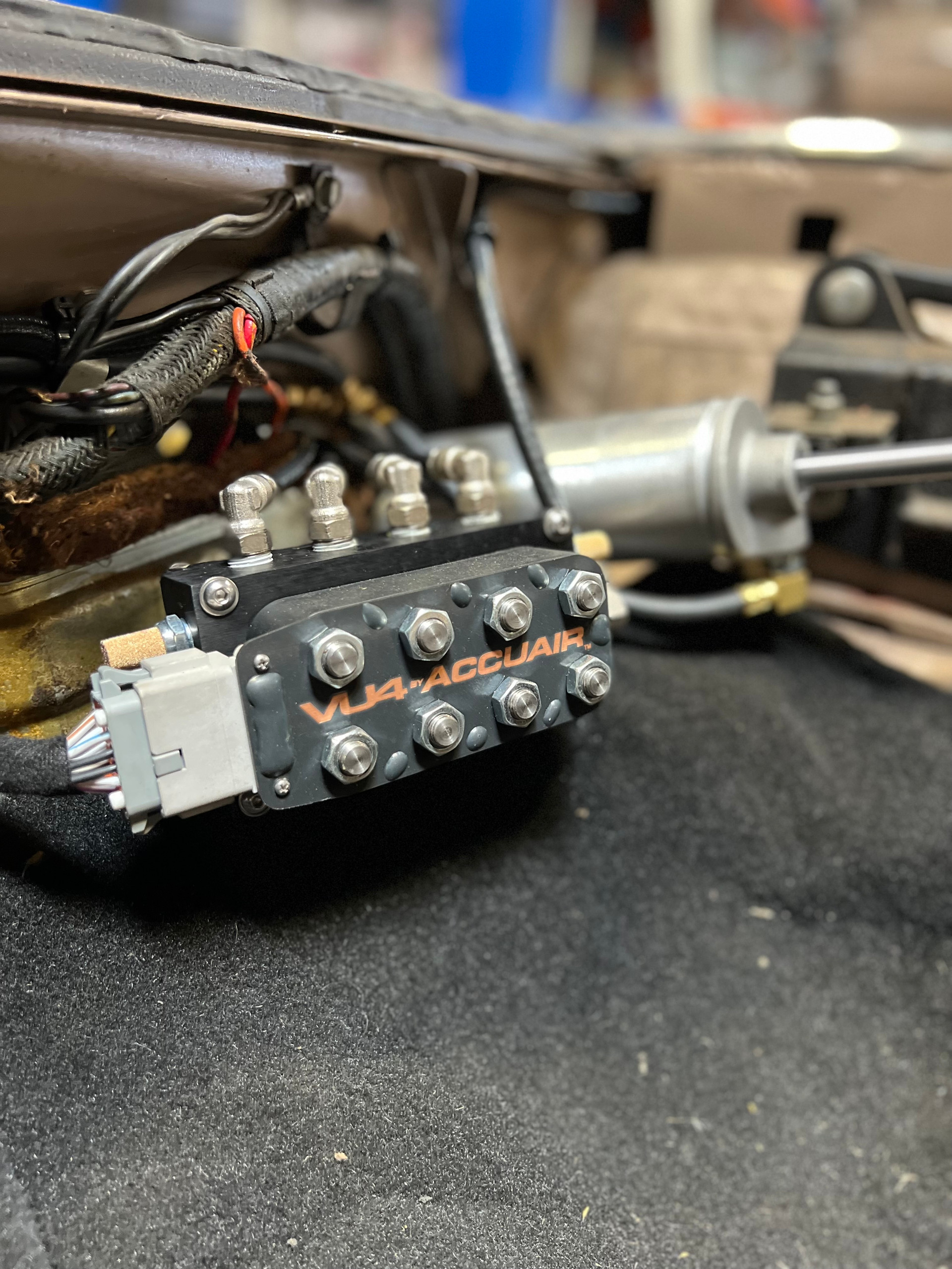 Accuair VU-4 Manifold Valve Floating Mount - Switch Suspension