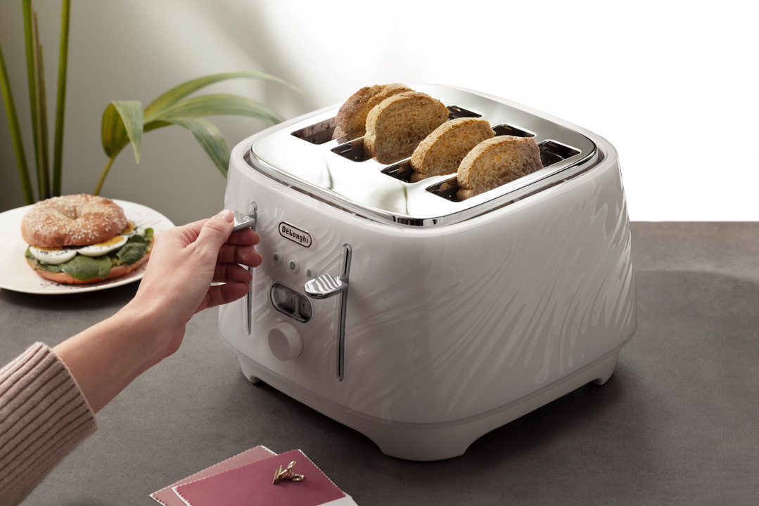 De'Longhi, CTDS4003.CR, Ballerina Seta Toaster, Cream - Briscoes
