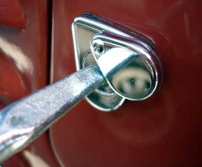 GAS DOOR LOCK ASSEMBLY