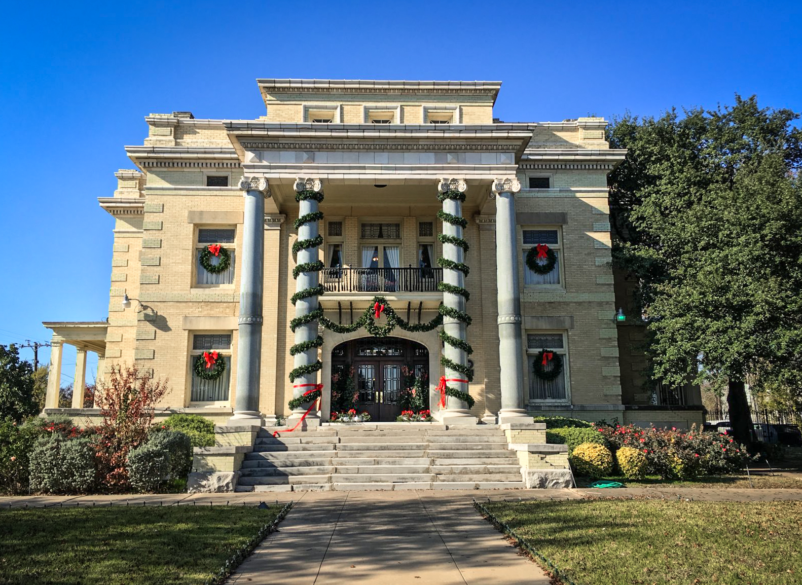 Holiday Home Tour at Alexander Mansion Nov 2018 - SilverLinensJewelry