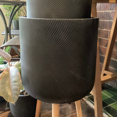 Helix Tripod Black Sml - Botanical Creations