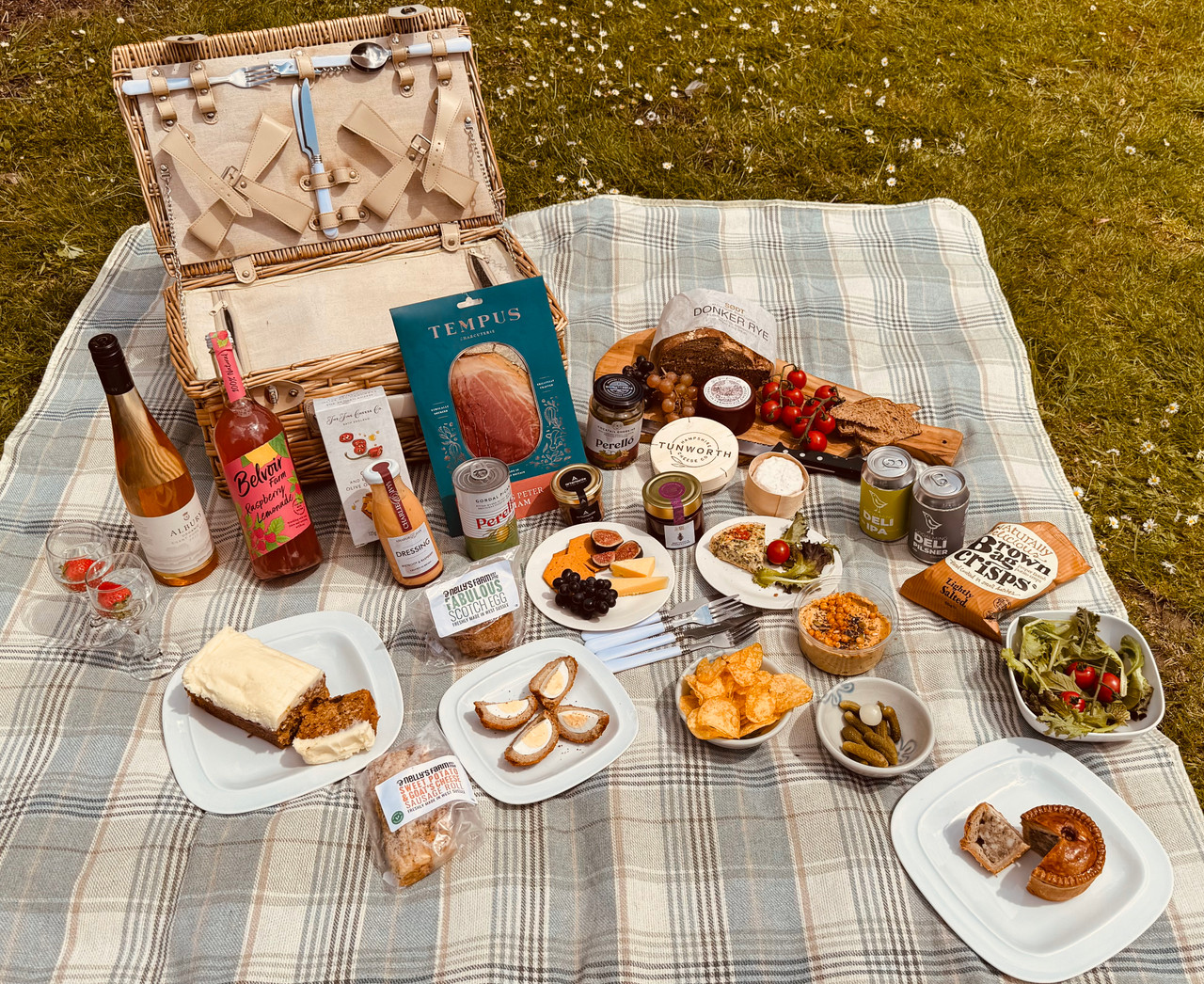 Surrey Garden Family Picnic Hamper