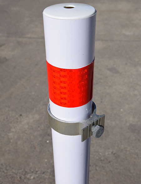 Defender flexible delineator & sign pole