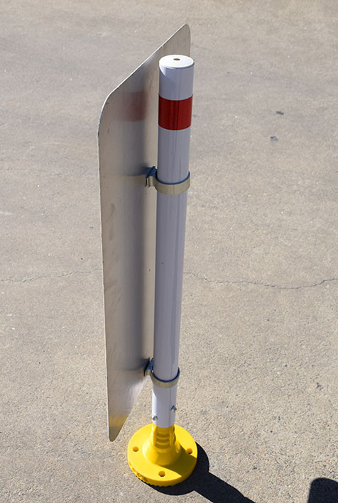 Defender flexible delineator & sign pole