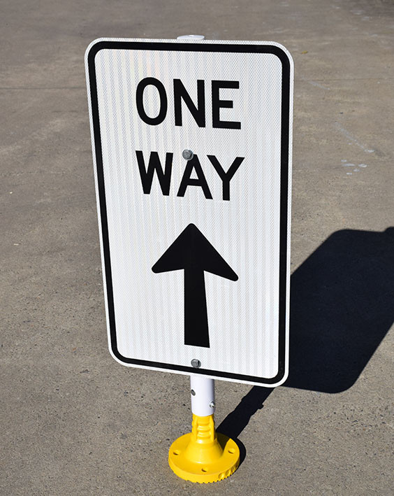 Defender flexible delineator & sign pole