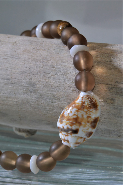 Hawaii Stromb Shell Bracelet with Frosted Glass