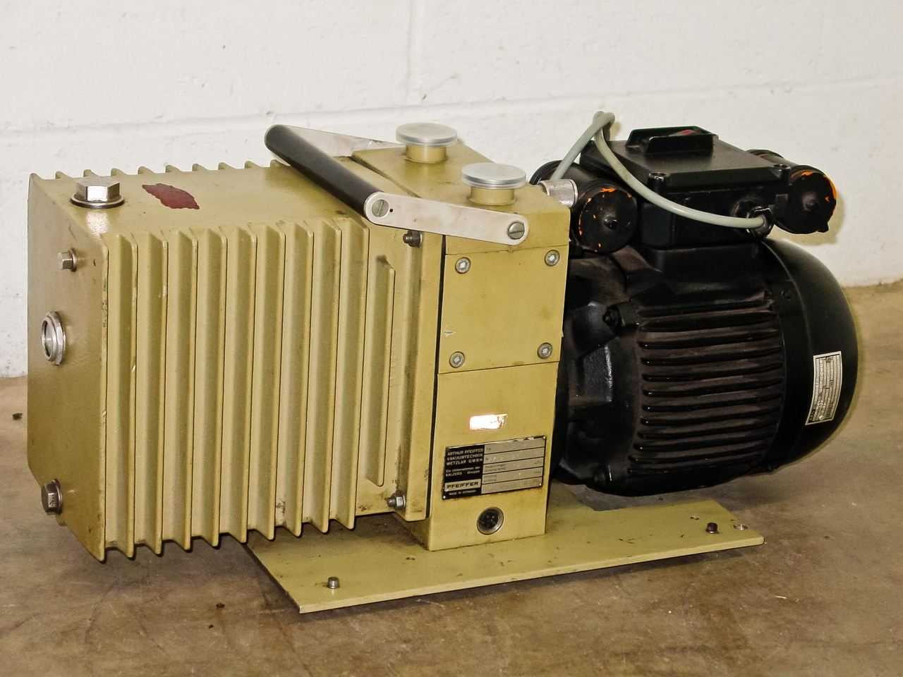 Pfeiffers Duo 012A Dual Stage Rotary Vane Vacuum Pump - Balzers