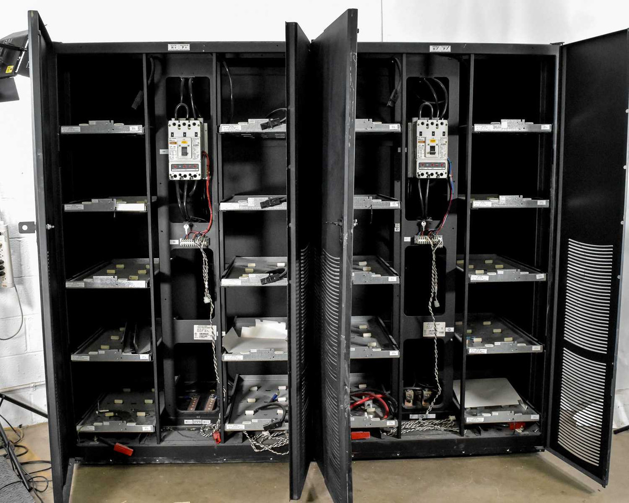 Eaton 9390 Integrated Battery Cabinet for UPS Series 1085 Model 100 ...