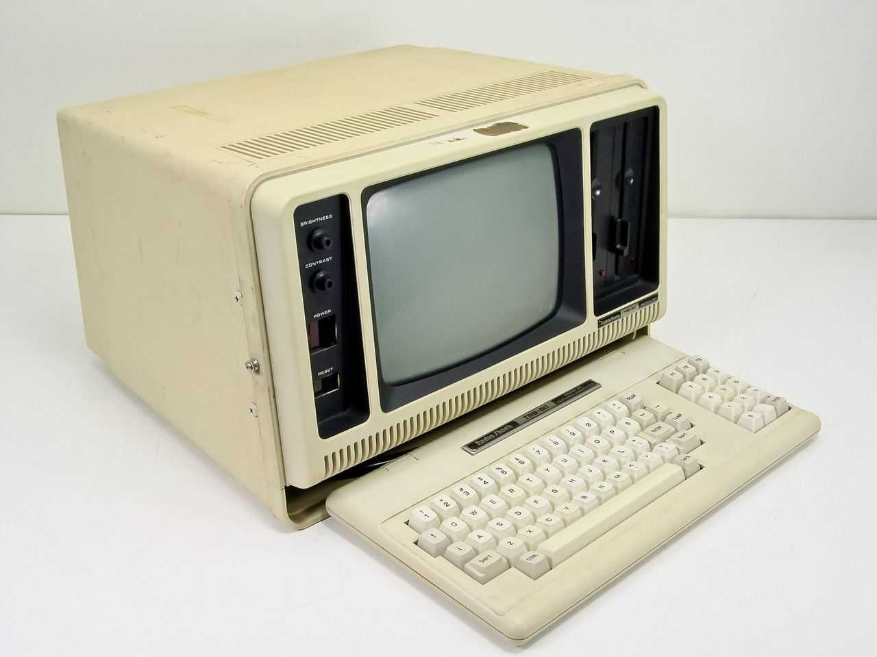 Radio Shack 26-1080 TRS-80 Portable Computer 4P - NO HDD - As Is