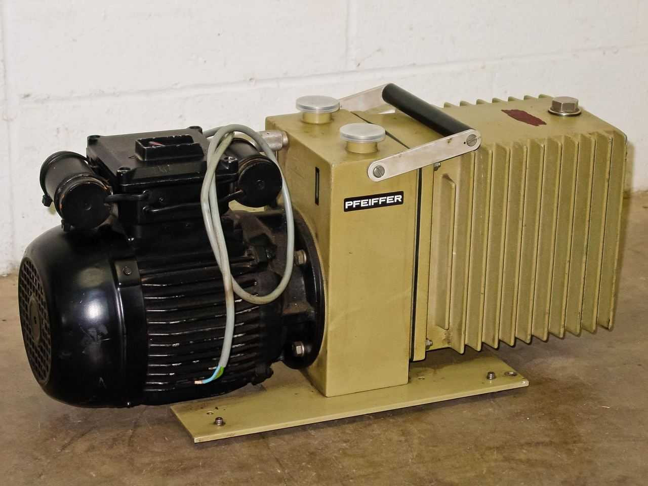 Pfeiffers Duo 012A Dual Stage Rotary Vane Vacuum Pump - Balzers