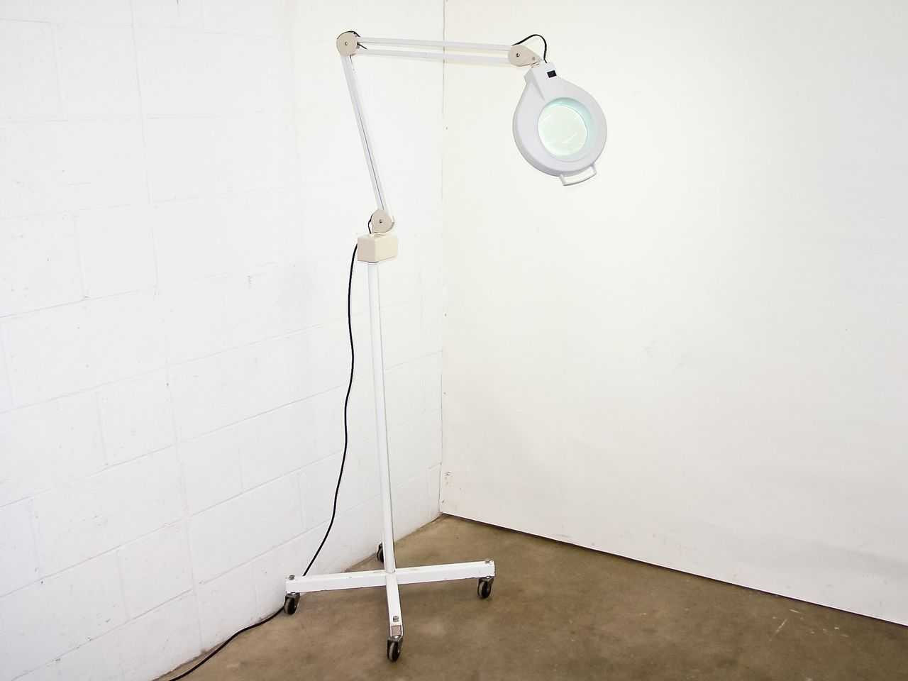 Spa Model 206 Magnifying Lamp with Rolling Stand