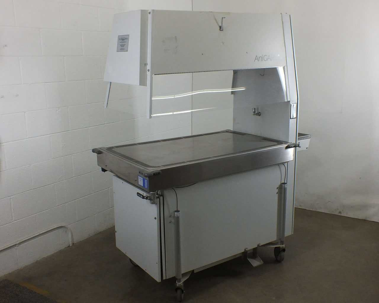 Baker Company AniGARD II Hepa Downflow Laminar Workstation Table