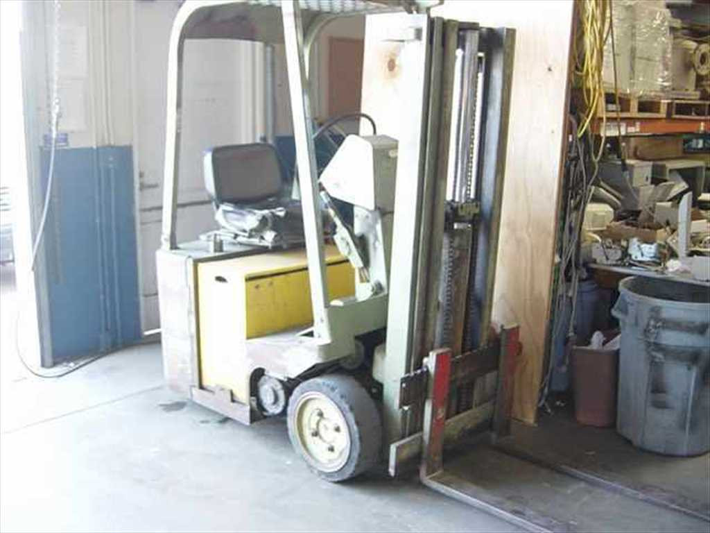Clark TW-25 2500 LBS Electric Forklift with 24 VDC Battery Charger - 3 ...