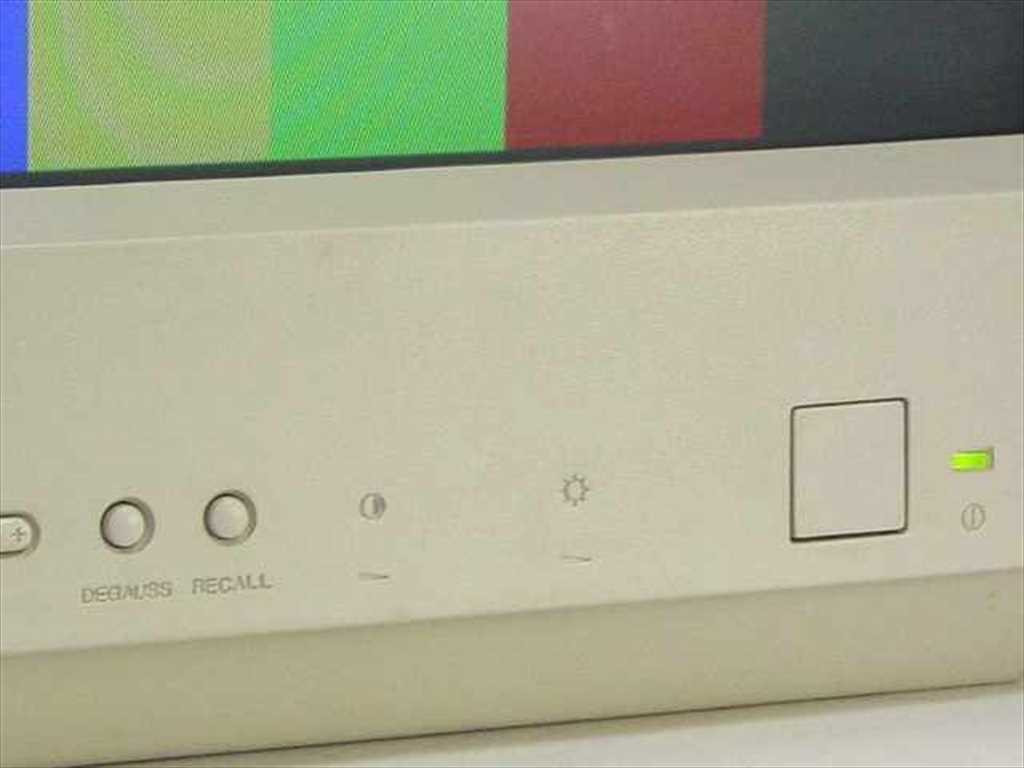 CTX 1565D 15" SVGA Color CRT Monitor - No Stand