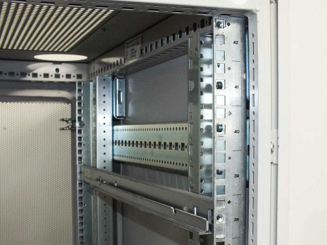 Compaq 9000 42U Server Rackmount Enclosure Cabinet on Wheels with Doors