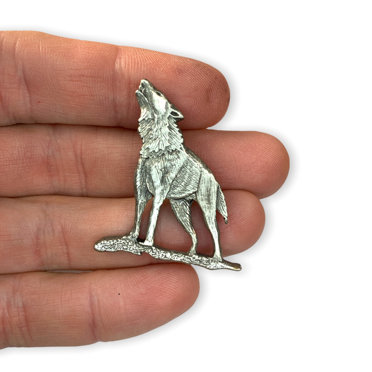Howling lone wolf lapel pin | StockPins.com