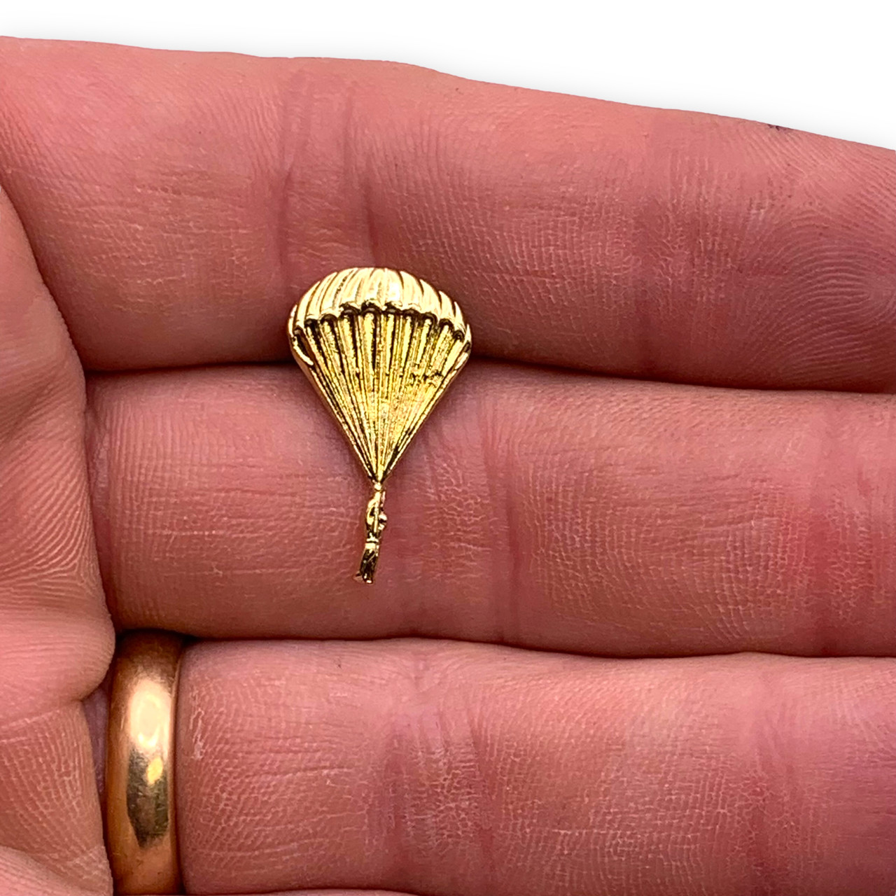 Parachute lapel pin | StockPins.com