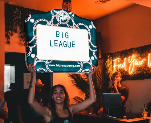 MESSAGE BOARD BOTTLE PRESENTER SIGN - MARQUEE 19.0