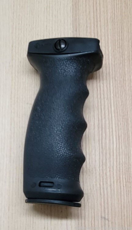 MISSION FIRST TACTICAL (MFT) REACT ERGONOMIC VERTICAL GRIP
