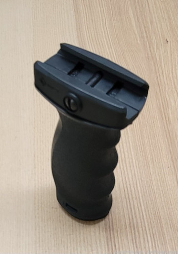 MISSION FIRST TACTICAL (MFT) REACT ERGONOMIC VERTICAL GRIP