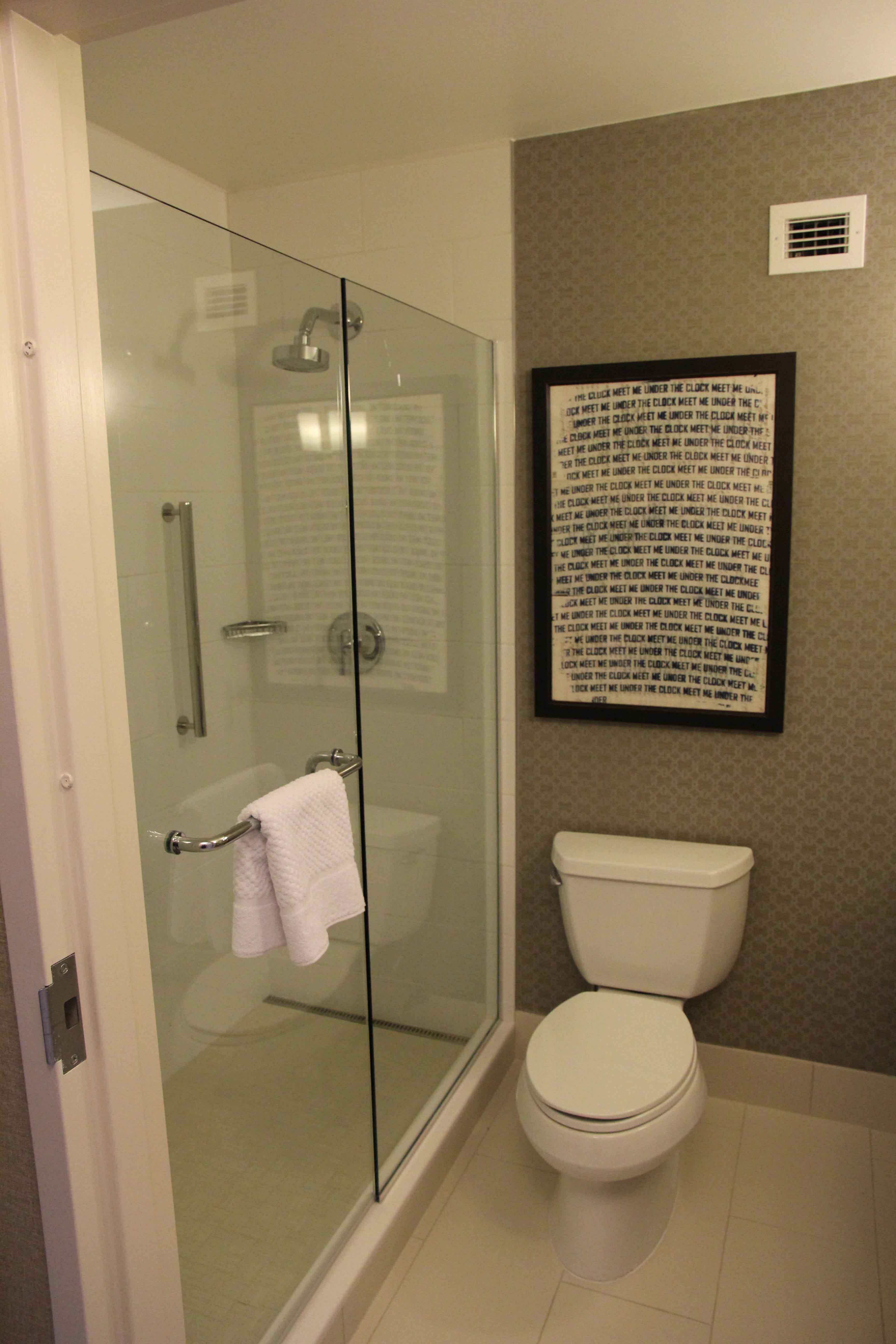 Use Picture Frames to Create the Sophisticated Look your Hotel Room ...