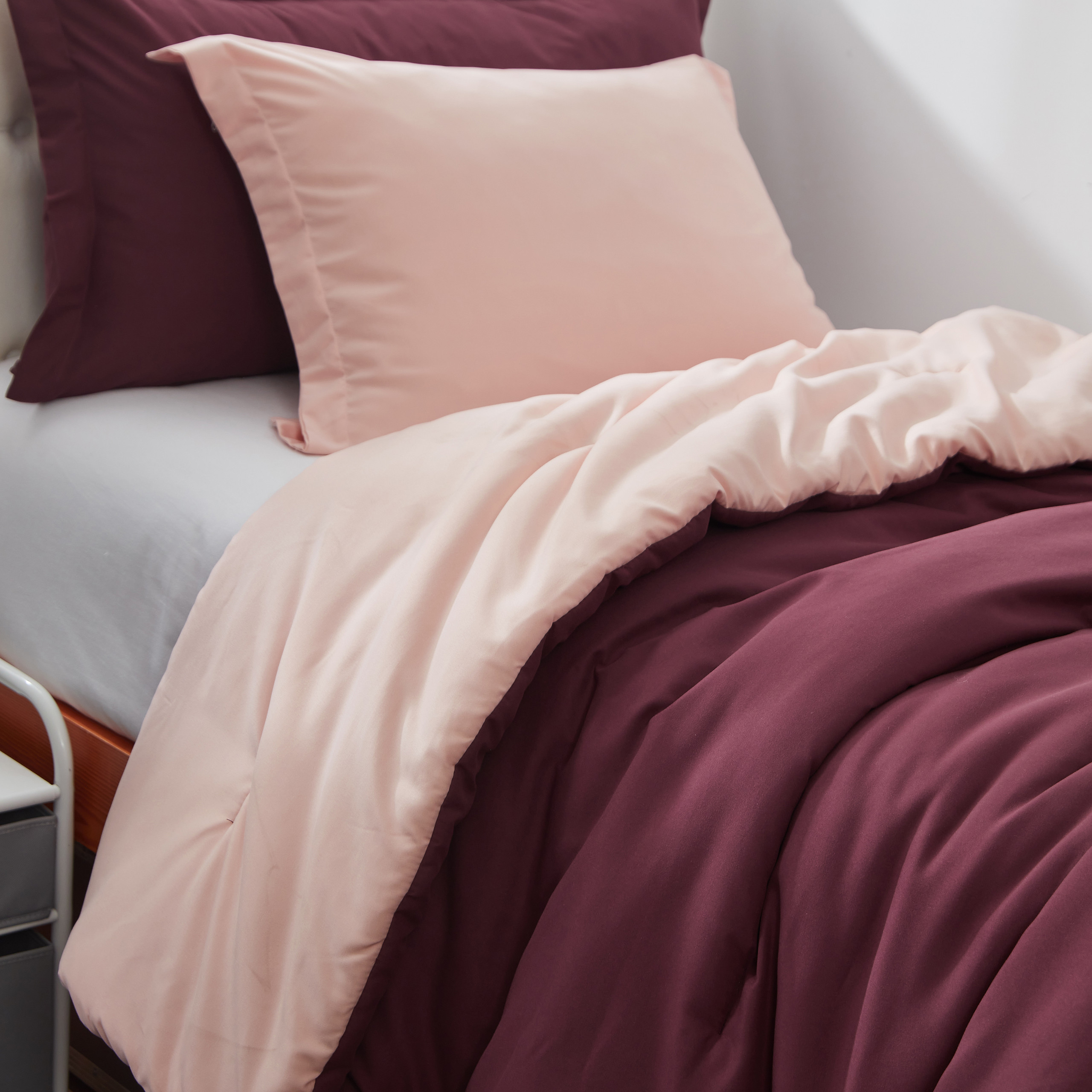 WINDSOR WINE/PALE DOGWOOD DOWN ALTERNATIVE BEDDING