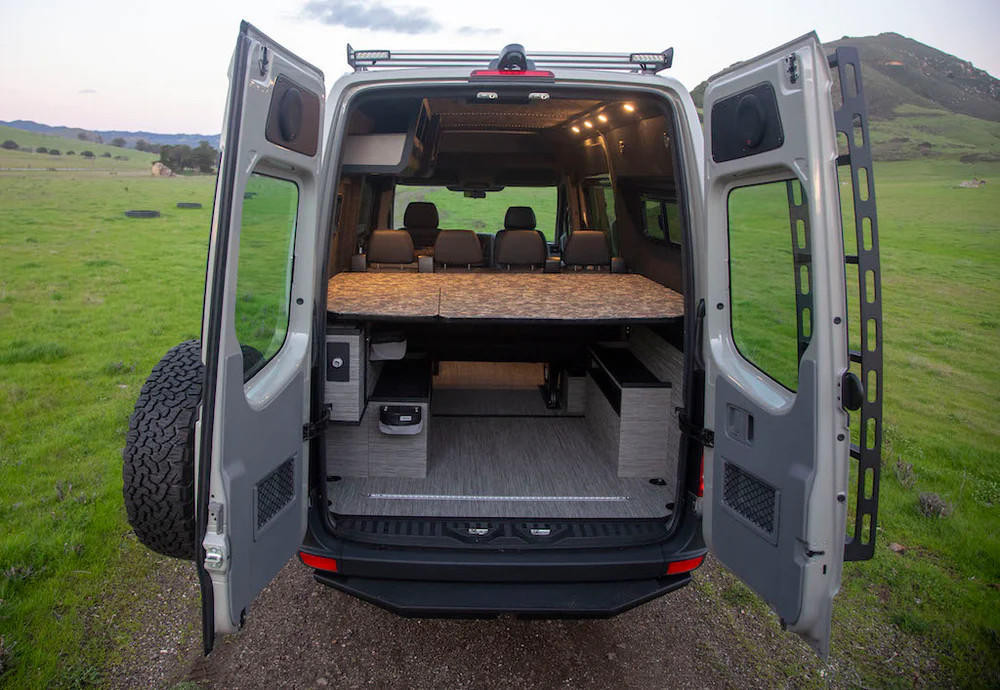 2019+ Rear Bumper Step: Factory Hitch Compatibility Vannon