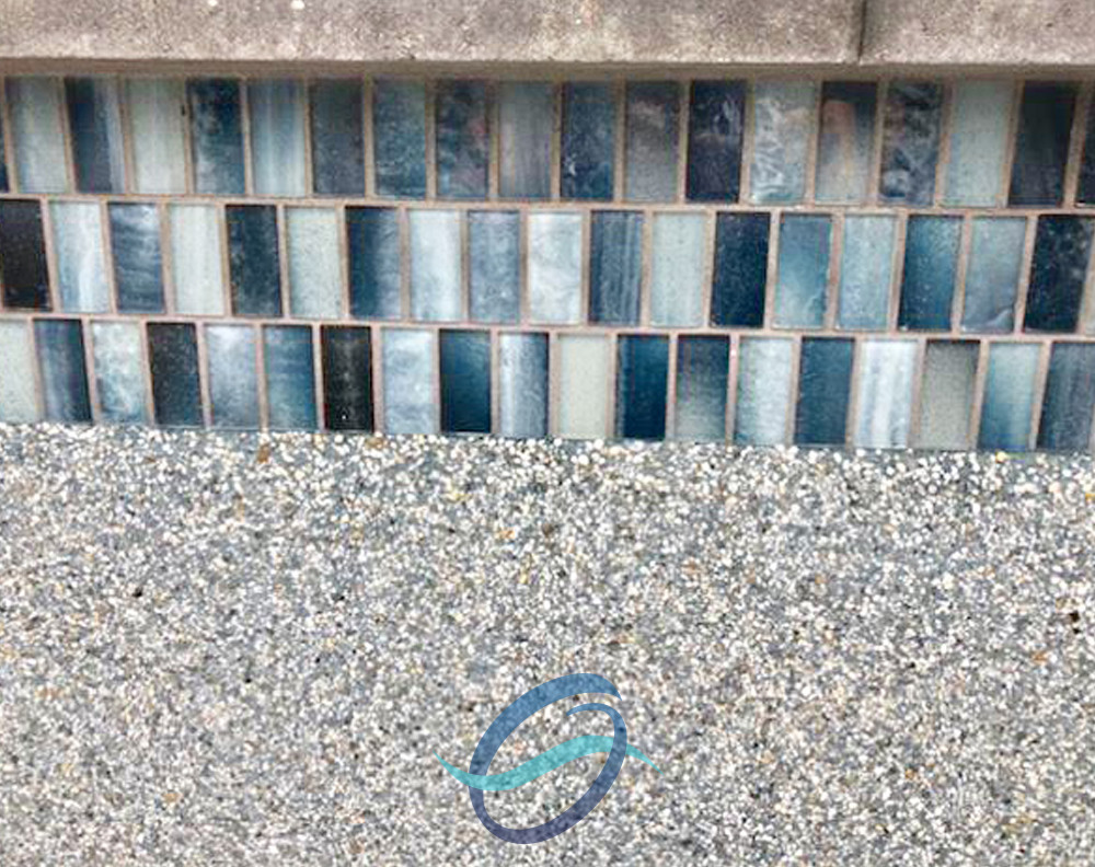Extant Emerald 1x2 Pool Mosaic Glass Tile