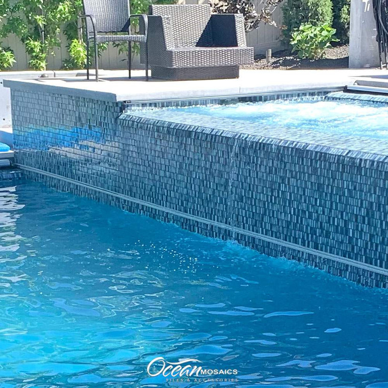 Extant Emerald 1x2 Pool Mosaic Glass Tile