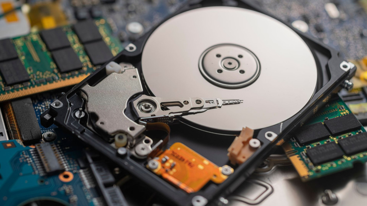 SATA vs. SSD Hard Drive: Which is Right for You? - Rackfinity.com