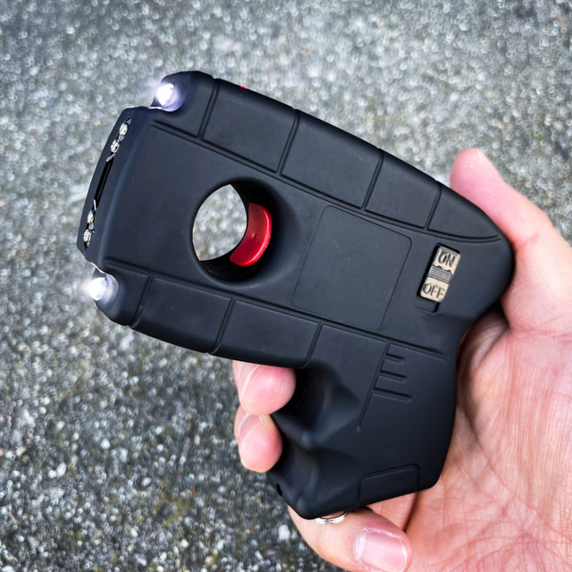 Double Down 23,000,000 Knuckle Stun Gun w/ Light - MEGAKNIFE