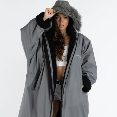 dryrobe® Advance Adults Long Sleeve Alpine Charcoal - Bents Garden & Home