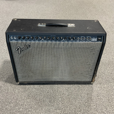 FENDER ULTIMATE CHORUS 2 x 12 Solid State Amplifier