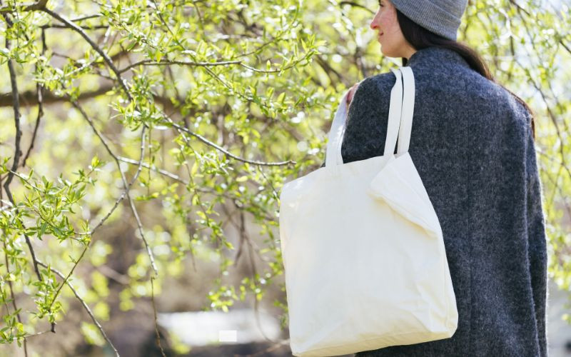 How to Clean a Plastic Tote Bag? - HandyLaundry.com