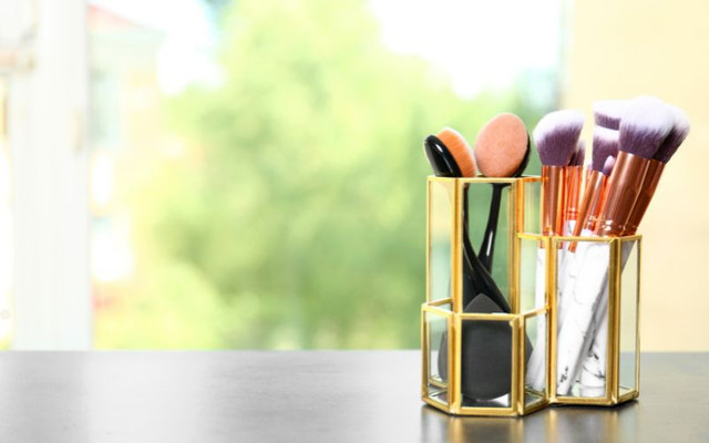 How To Organize Makeup For Small Spaces: Ideas That Work - HandyLaundry.com