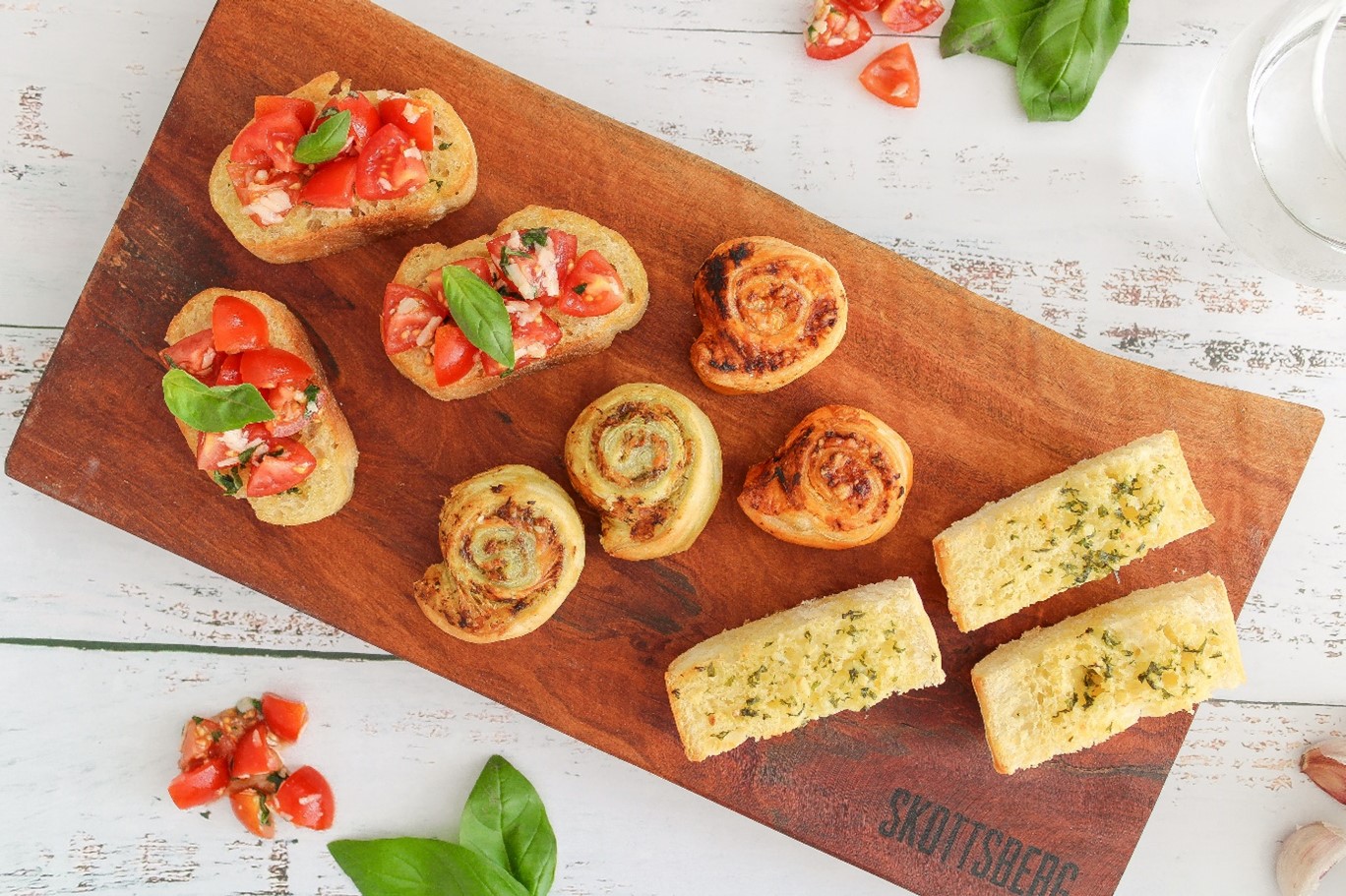 Here's how to organize an unforgettable Spanish tapas evening - James Cooke