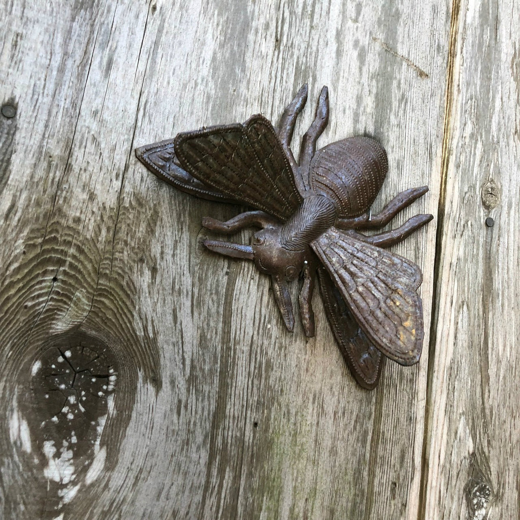 BUZZING AROUND , Garden BEE METAL ART, Ornamental Insects, Haitian Metal