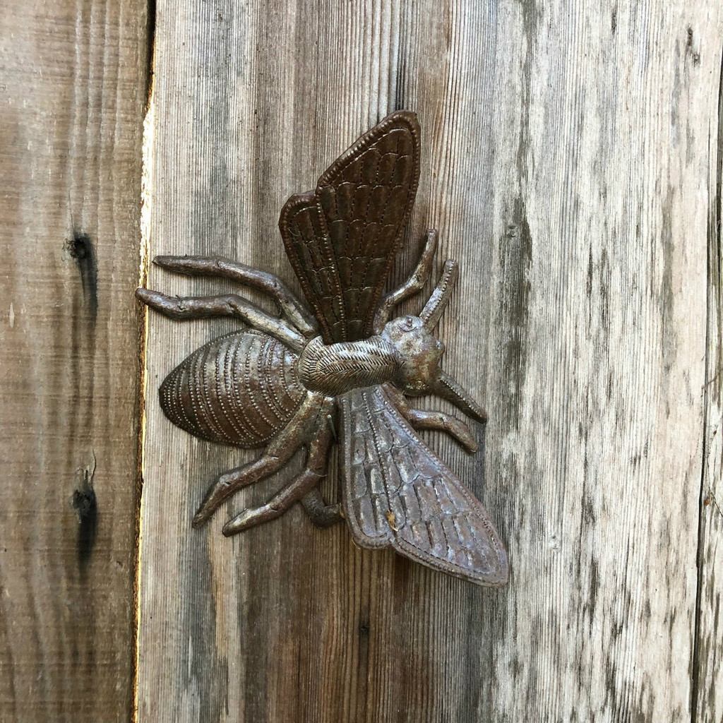 BUZZING AROUND , Garden BEE METAL ART, Ornamental Insects, Haitian Metal