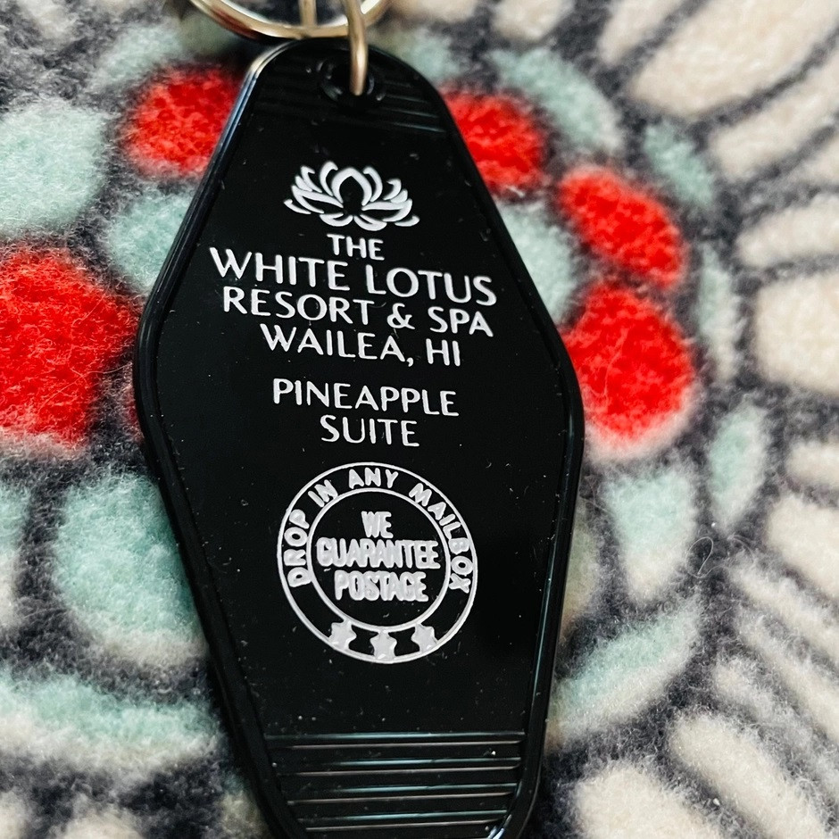 White Lotus Pineapple Suite Retro Motel-Style Keychain - RetroFestive.ca