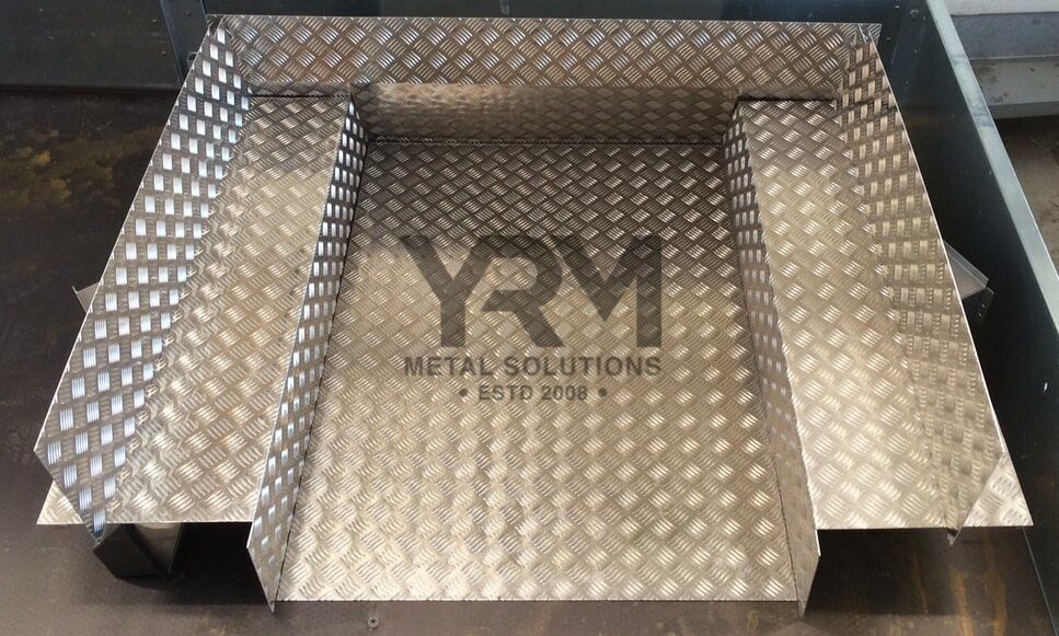 193 - Chequer Plate Rear Tub Liner Kit - LR Defender 90 Manufactured by ...