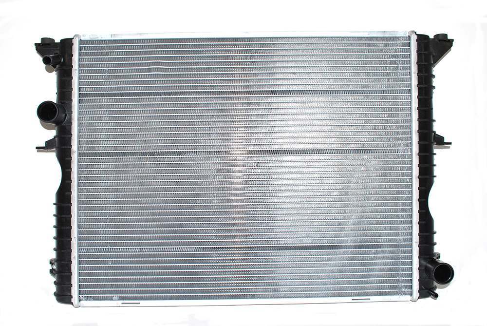 PCC001020 - Defender Radiator for TD5 and Puma | LR Parts