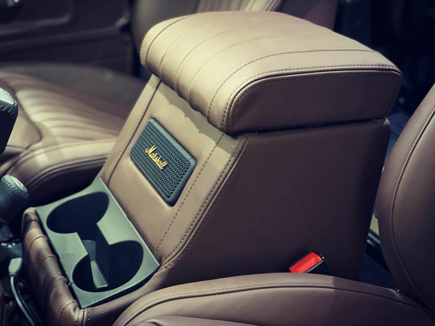 LRI34258 - Lucari Cubby Box with Marshall Speaker for Land Rover ...