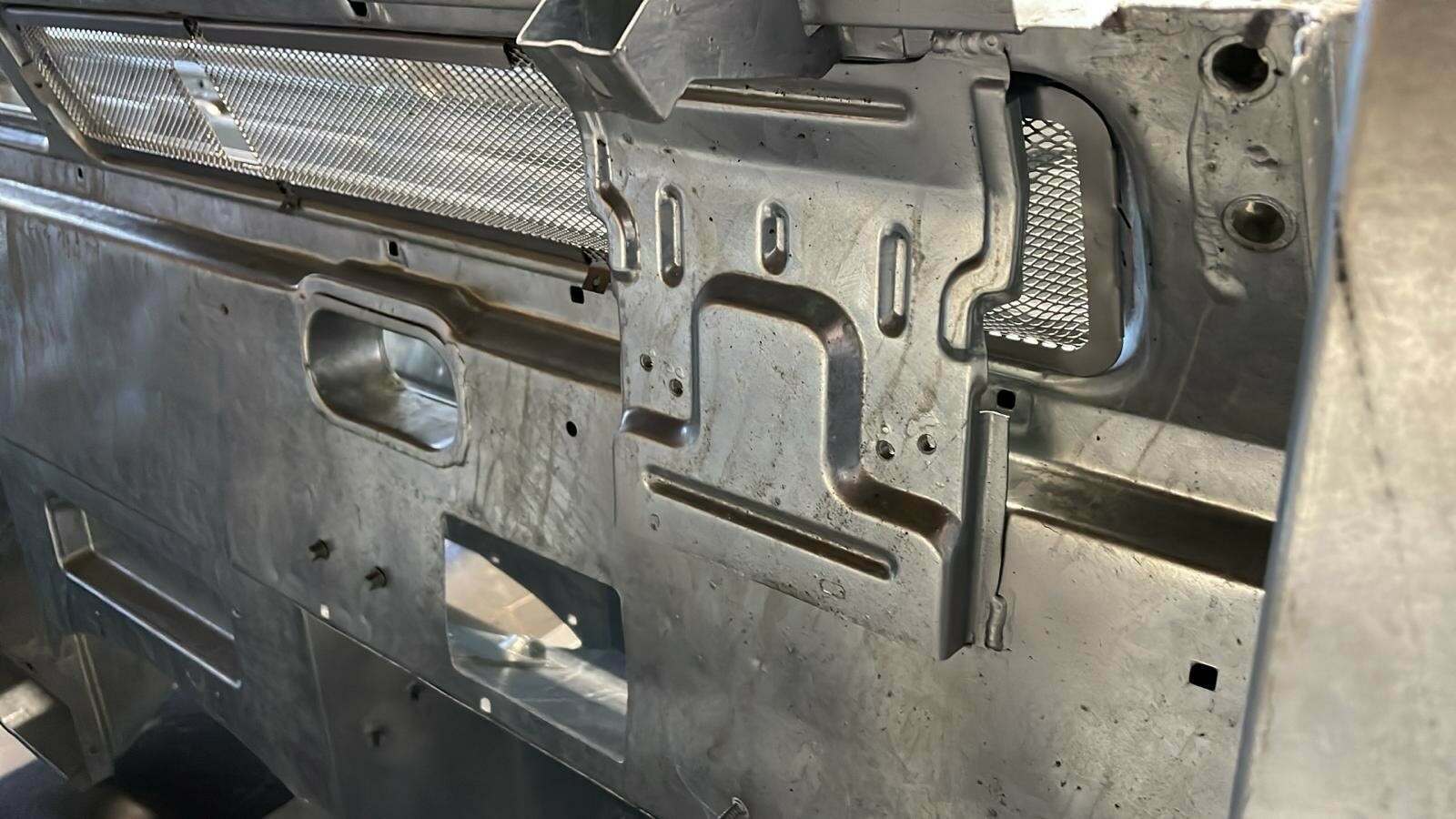 LR950 - Bulkhead Flyscreen - Land Rover Series and Defender up to 2003 ...