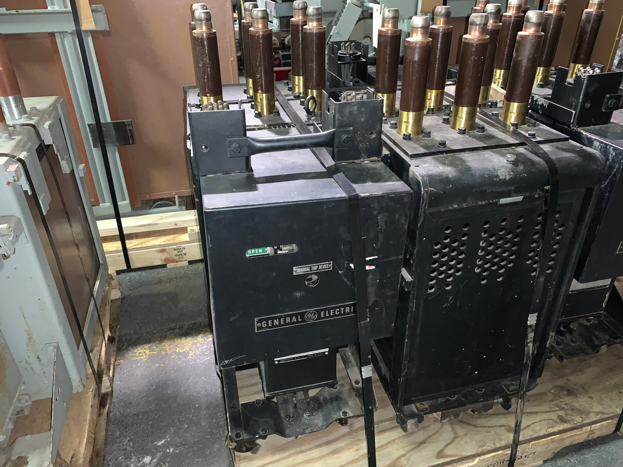 AM-5-50-4 GE Magne-Blast 1200A 4.76KV Air Circuit Breaker - Bullock ...