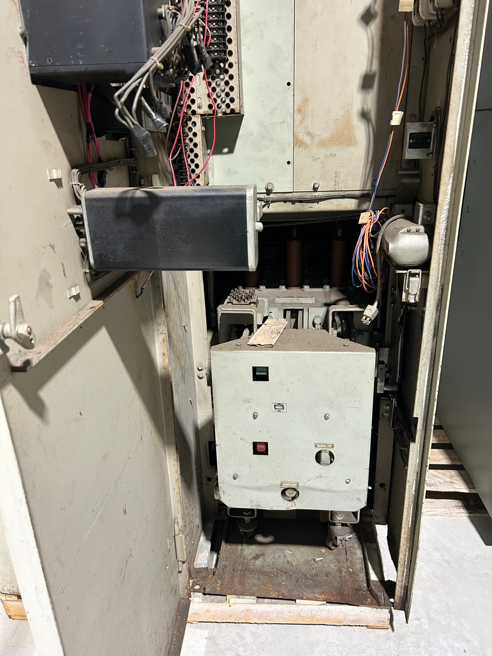 GE Magne-Blast AM-4.16 Single Section Switchgear (#268) - Bullock Breakers