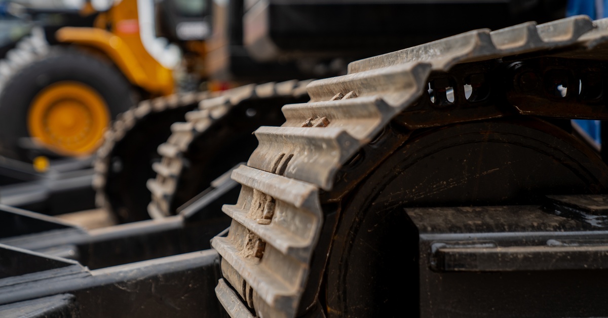 Steel vs. Rubber Tracks: Which Is Right for Your Project? - Tractor ...