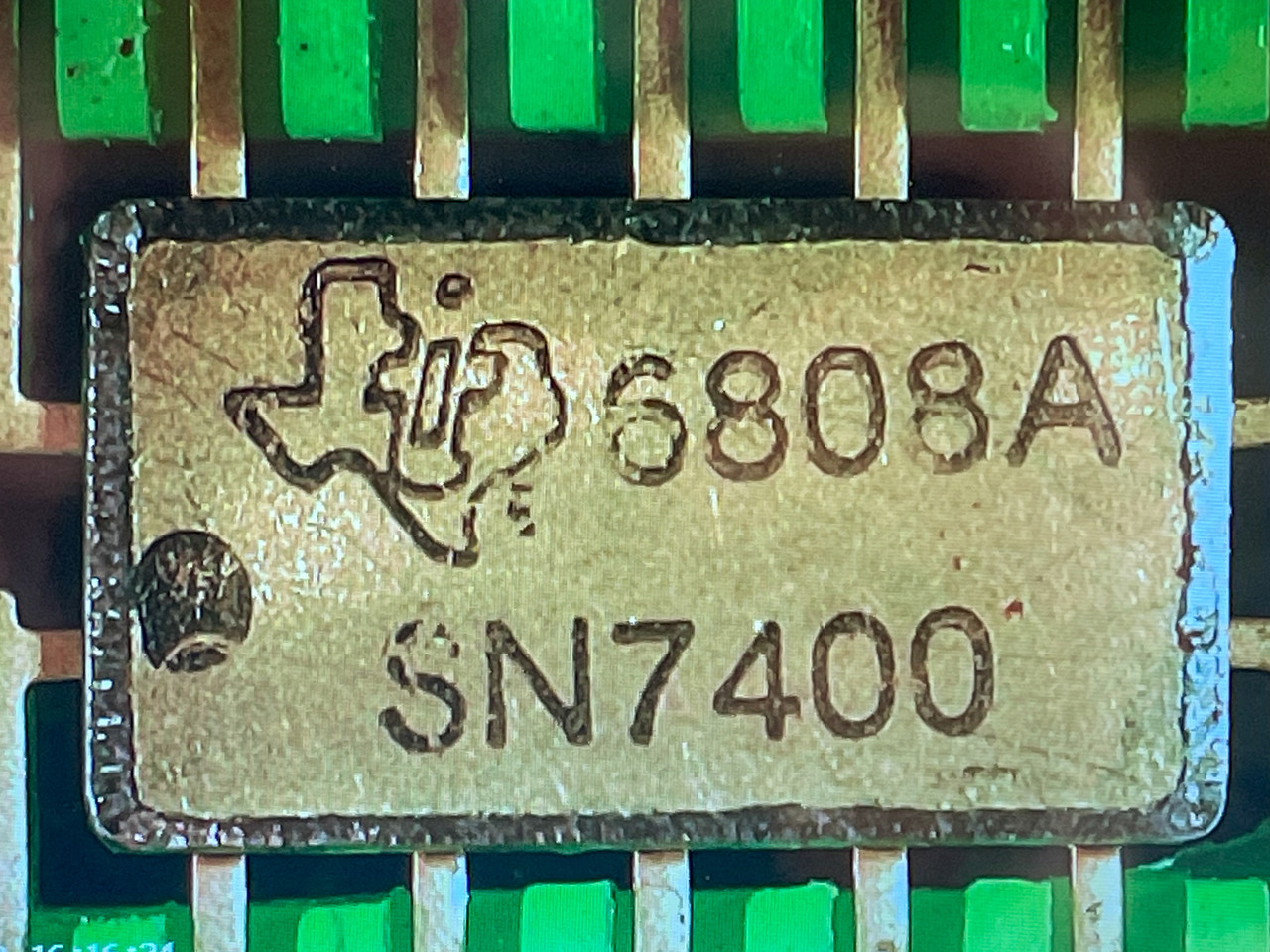 Texas Instruments SN7400 Quad 2-input Positive-NAND Gates K21034