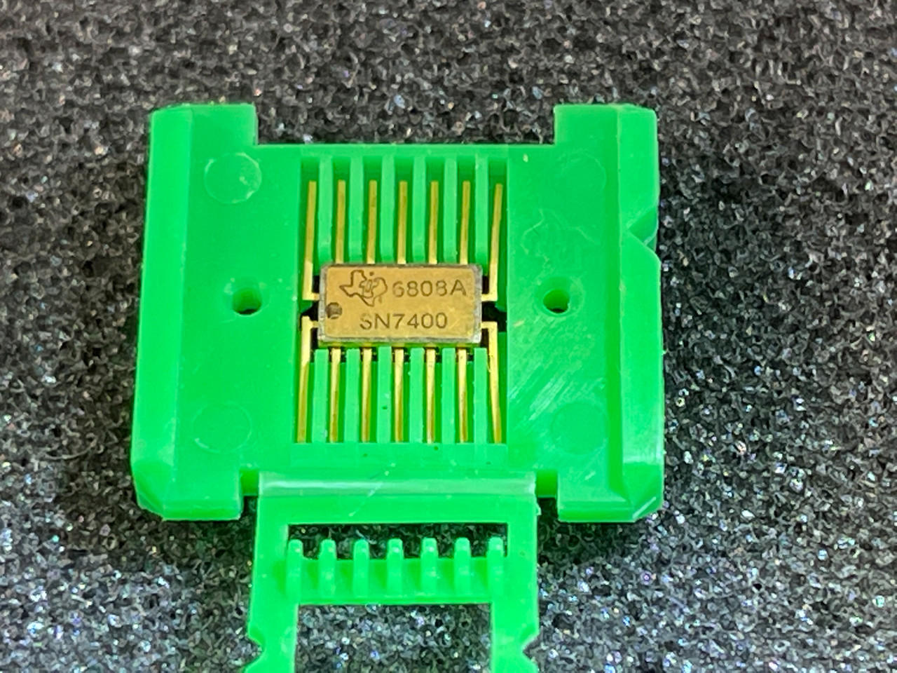 Texas Instruments SN7400 Quad 2-input Positive-NAND Gates K21034